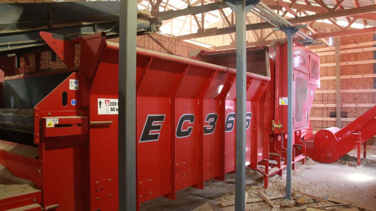 EC-366 | Rotochopper's Mid-Size Electric Horizontal Grinder Solution